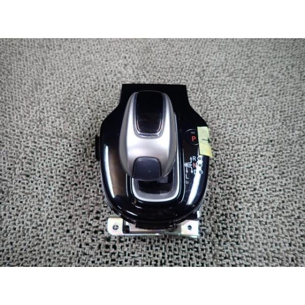 **** 商品説明を必ずご確認ください ****部品管理番号：202411763537850部品名：シフトレバー部品メーカー品番：54000-T5C-J701-M1 SAJAL1A113 0308C1部品区分：リサイクル品車名：フィット車両...