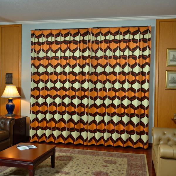 【発売日：2026年02月15日】RETRO MOVEのオリジナルカーテン「SpaceTV」は、オリーブとオレンジのコントラストが美しい幾何学模様が印象的なレトロモダンカーテン。1950年代のアメリカンフィフティーズのポップカルチャーやスペ...