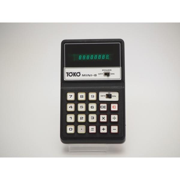 どんな机にも合うシンプルデザインのシンプルFL電卓。押し心地は少しヌルっとした感じで独特です。他の方のレビューを見ても同じように書かれているので、元からそのような作りのようです。電池ボックス内に若干汚れがありますが、動作には問題ありません。...