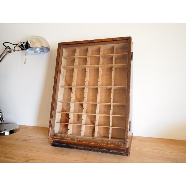 昭和のキャビネット。糸巻などを入れていたのではないかと思います。扉はガラス製ですので、内部も非常にきれいに見えます。仕切り板は移動できますので、飾りたい物によってサイズを変更することができます。木製。ニス仕上げ。サイズ 幅34 x 奥行10...