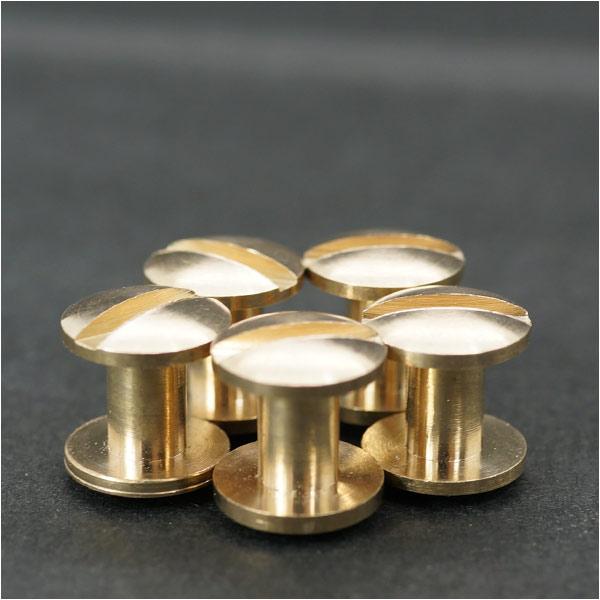 ●コンチョなどの製作に使うシカゴスクリューのミディアムサイズです。●シカゴスクリューの詳細 ※こちらの商品の価格は、5個セットではなく1個の価格となっております。全体の高さ:約12mm、シカゴスクリューの直径:約10.5mm、軸の太さ:約5...