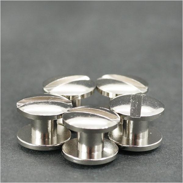 ●コンチョなどの製作に使うシカゴスクリューのスモールサイズです。ミリタリーアイテムの補強などにも使えるシルバー仕上げ。●シカゴスクリューの詳細 ※こちらの商品の価格は、5個セットではなく1個の価格となっております。全体の高さ:約9.5mm、...