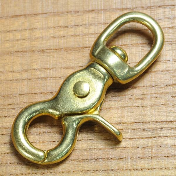 ●レザークラフトやキーホルダーなどに使用できるレバーナスカン●革紐を使ったレザークラフトなどに使用することができる、真鍮製金具のレバーナスカンです。通し金具に二重リングなどを取り付けてオリジナルのキーホルダーを作ったり、バッグなどに取り付け...