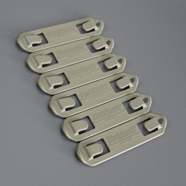 ●「BLACKHAWK 実物 Gen IV Speed Clip スピードクリップ 6本」●スピードクリップは強度弾性率が高いカーボンファイバーを使用、柔らかく一枚の板になっており互いを滑り込ませるモジュラー装備も簡単に取付可。●スピードク...