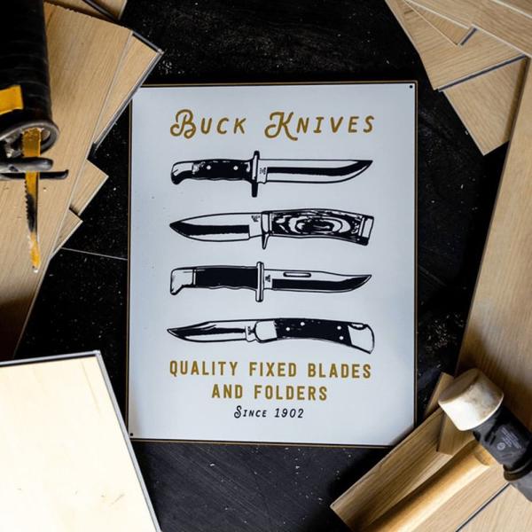 ●BUCKのブリキ看板で、あなただけのガレージを彩ろう！●長年愛され続けるナイフブランド「BUCK」のクラシックデザインなブリキ看板。●ブリキ看板の詳細 サイズ(縦×横):約38×30cm●バックナイブズ:BUCK バックナイヴズは、190...