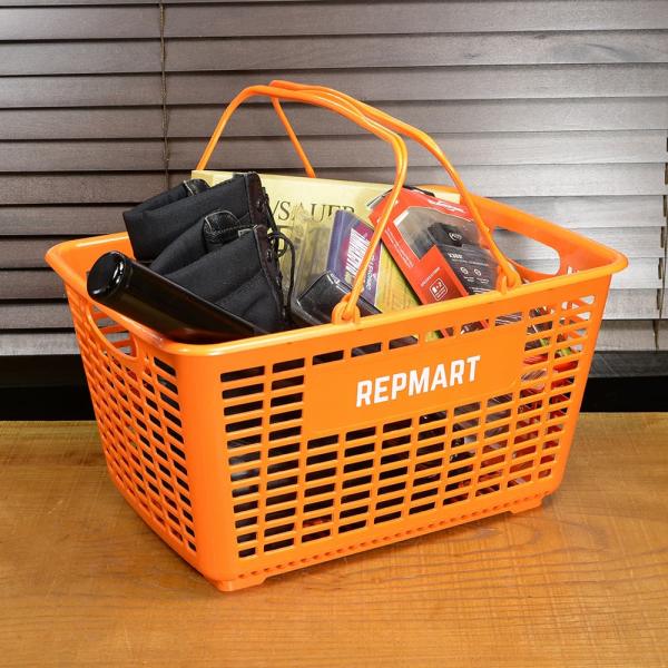 ●収納や運搬など様々な用途で使用可能なオリジナルデザインの買い物カゴ●「REPMART」のロゴが両側面に入ったオリジナルバスケットです。スーパーなどでお馴染みのプラスチック製バスケットで、買い物の際の買い物カゴとしてはもちろん、お部屋やガレ...