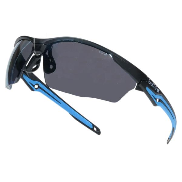 ●太陽光から目を守るブルーフラッシュレンズ採用●フランスの老舗アイウェアブランド「bolle(ボレー)」のセーフティグラス「TRYON(トライオン)」。●セーフティーグラスの詳細 フレーム内寸:約135mm、テンプル長さ:約120mm、レン...