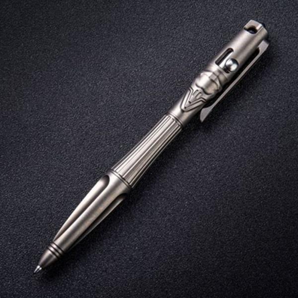 ●ミリタリーデザインが映える高耐久チタンペン●自社設計と精密加工による高品質な製造を追求している、中国発祥のナイフおよびギアブランド、Rike Knife。●タクティカルペンの詳細  全長:約14cm、重量:約40g、インク色:ブラック、材...