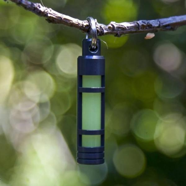 ●最長12時間発光する、蓄光キーホルダー●小さなアクセサリーや文具を専門に開発するメーカー、「TEC Accessories」製の蓄光キーホルダー。●蓄光キーホルダーの詳細 サイズ:約40 x 9mm、重量:7g、仕上げ:アルミニウム：ブラ...