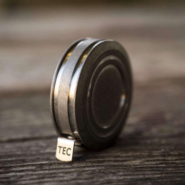 ●コンパクトな、チタン製の巻尺●小さなアクセサリーや文具を専門に開発するメーカー、「TEC Accessories」。●巻尺の詳細 本体サイズ(直径×厚み):約30×10mm、重量:本体：約20g<br>キーチェーンクリップ：約...