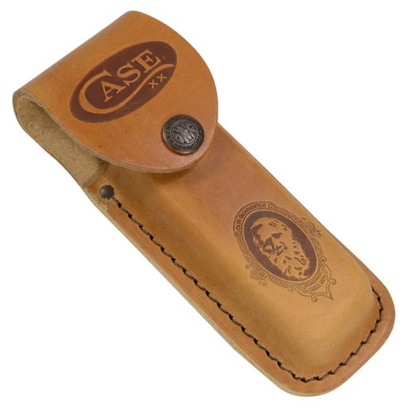 ●「CASE ナイフシース CA9027」●米国のナイフメーカー、CASEの焼印が入っている革製のナイフシースで折りたたみナイフや小物等を収納可能。フラップの固定はドットボタン式で裏面にはベルトを通す為のスリットが入っている。●ナイフシース...