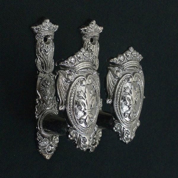 ●「ディスプレイフック 盾 ゆり紋章 ソードハンガー」●壁取り付け式のソードハンガーはずっしりとした合金を素材にした重厚な作りで、モデルソードなどを壁にディスプレイするのに向いています。前面部分を引くと伸縮します。アイディア次第で他のものも...