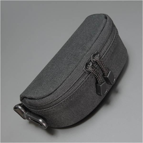 ●比較的大き目で高剛性、低価格の サングラスケース●セミハードのサングラスケース。ダブルジッパー開閉で、高剛性の樹脂インナー、内部には柔らかい生地使用でレンズにキズをつけずサングラスをしっかり保護します。●サングラスケースの詳細 内寸:約1...