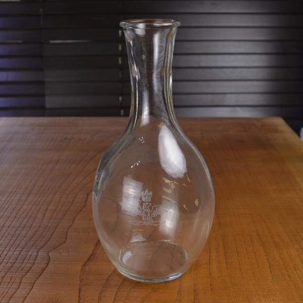 ●イタリア軍払下げのワインを移し替えるためのデキャンタ●イタリア軍放出品のワインデキャンタ。ワンポイントで、イタリア空軍の紋章であるプロペラに乗った鷲と小塔が青の線画で描かれています。【軍放出品のご購入を検討されているお客様へ。ご購入前に必...