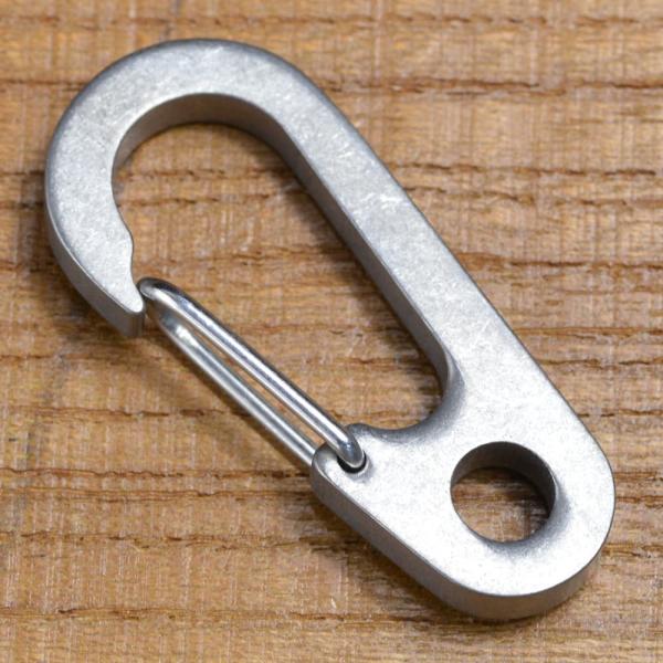 ●軽くて丈夫なチタンを使ったアミナスカン●アクセサリーやキーホルダーなどのコネクターとして幅広く使用されています。チタン素材を使用しているため、耐久性に優れ、錆びに強くて軽いという特徴があります。ロック機構が無く、スムーズに着脱を行える構造...