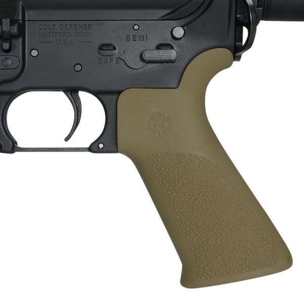 ●フィンガーチャンネルを廃し、よりユニバーサルな握り心地を実現●ラバー素材を多用したガンパーツを展開する米国「HOGUE (ホーグ)」社のAR用グリップ「AR-15 / M16 - OverMolded Rubber Beavertail ...