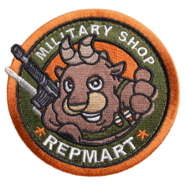 ●ドラブくんが刺繍されたレプマートオリジナルのワッペン●ミリタリーショップ レプマートのキャラクター「ドラブくん」がデザインされたオリジナルワッペンです。中心にはドラブくんが、周りには「MILITARY SHOP REPMART」の文字がデ...