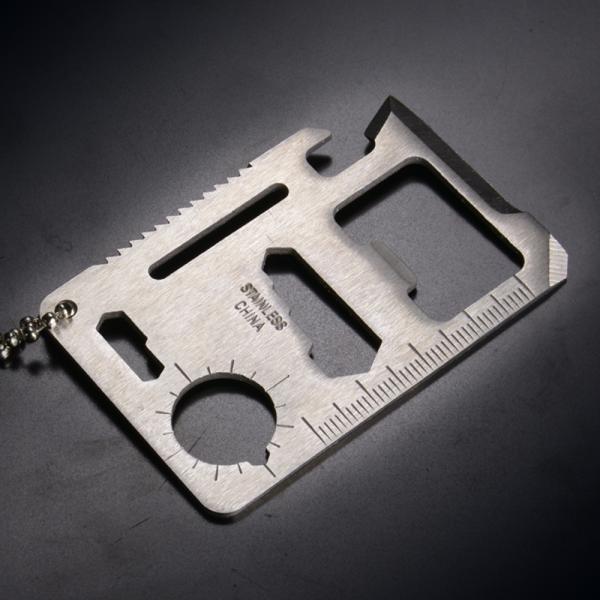 ●「マルチツール カード型 ステンレス」●多くの機能を備えたマルチツール。財布の中に納まるクレジットカードサイズです。●ナイフの詳細 サイズ:約68mm×45mm重量:約28g材質:ステンレスツールの機能●栓抜き●缶きり●のこぎり●六角レン...