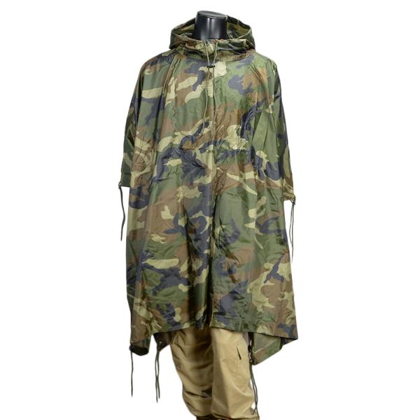 ●急な雨でも素早く着用できるオーソドックスなフード付きポンチョ●タクティカルギアやアウトドア用品を数多く手掛ける「MIL-TEC」のレインポンチョ。引き裂きへの耐性が高いポリエステル製リップストップ生地製。PVCコーティングにより高い防水性...