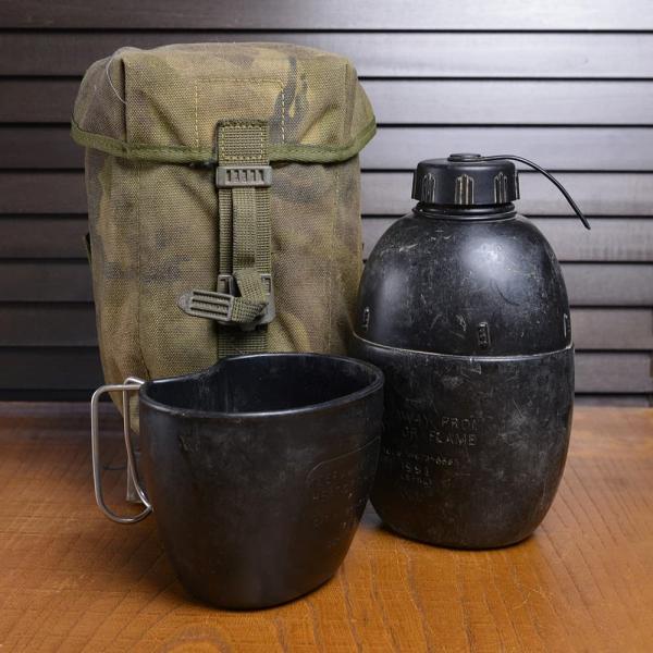 ●イギリス軍で使われていたカップ付きプラスチック製水筒●P-58と呼ばれるイギリス軍の装備セットの中の1つとして使用されていたプラスチック製の水筒です。DPM迷彩柄のナイロン製カバーが付き。※本商品は装飾品となります。【軍放出品のご購入を検...