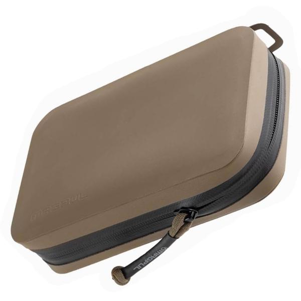 ●あなたのギアを、水・汚れ・衝撃から鉄壁ガード●革新的かつ優れた機能性を備えたガンパーツをリーズナブルな価格で展開する米国ガンパーツメーカー「MAGPUL」。●セミハードケースの詳細 サイズ(横×縦×幅):約19cm×約12cm×約4cm、...