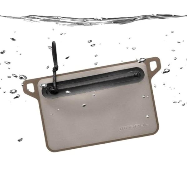 ●貴重品を水没から守るタフな収納ポーチ●革新的かつ優れた機能性を備えたガンパーツをリーズナブルな価格で展開する米国ガンパーツメーカー「MAGPUL」。●防水ポーチの詳細 /【スモール (MAG1337)】 サイズ (縦×横):約15×23c...