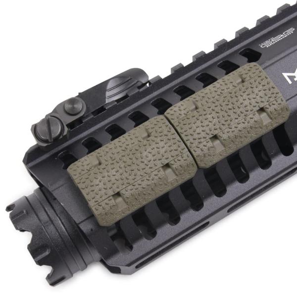 ●他カラーとの組み合わせも可能なM-LOKレイルカバー●MAGPUL(マグプル)の M-LOK タイプ2 レイルカバーです。6枚のパネルで1スロットをしっかりとカバー。ほとんどのM-LOKハンドガードに取り付けることができます。淵の部分を滑...