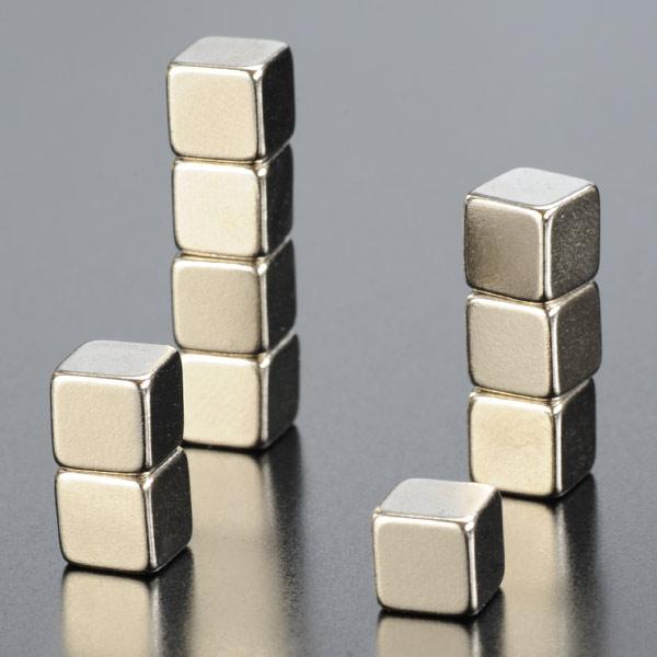 ●「ネオジウム ネオジム 磁石 スクエア型 10個 強力 ナイフディスプレイ」●スクエア(正方形)型のナイフディスプレイに使用することが出来る、小さな強力磁石の10個セット。ナイフディスプレイとして鉄の板などにナイフを飾ることが可能です。●...