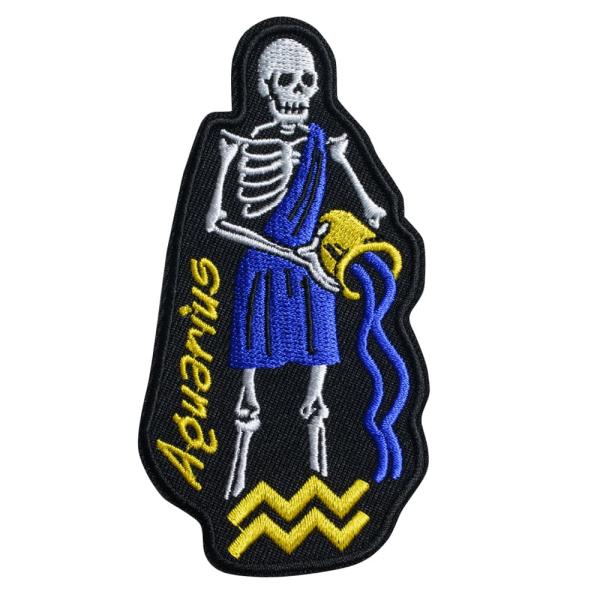 ●水瓶座をスカルデザインで描いたパッチ●バイカー向けのオリジナルパッチを製造、販売しているブランド「Ivamis Trading」製。●ワッペンの詳細 サイズ(全長×幅):約105×55mm、素材:レーヨン100％ 合成刺繍、ツイル生地[仕...