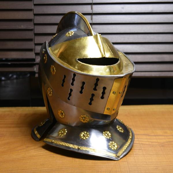 ●真鍮で装飾がなされた美しい輝きのナイトヘルメット●中世ヨーロッパの騎士(ナイト)が使用していた西洋甲冑のヘルメットをモデルにした兜。スチール製となっており、花の形の飾りや襟元、目元など真鍮(ブラス)で装飾がなされており、美しく輝くデザイン...