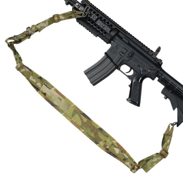 ●プルタブ操作で素早い伸縮が可能なライフル用スリング●ミリタリーブランド「REPSGEAR(レプズギア)」のライフル用スリング「The Slingster Mk II」。スリングは短く縮めて銃をキャリーした状態から、プルタブを引くことで素早...