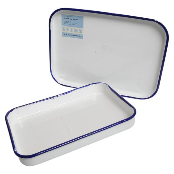 ●高い強度とレトロなルックスを備えたプレート皿●素材は金属製でエナメル質の塗料が全体に塗られており、白いボディに青色のラインが映えるレトロな風合いとなっています。【軍放出品のご購入を検討されているお客様へ。ご購入前に必ず下記の説明文、注意文...