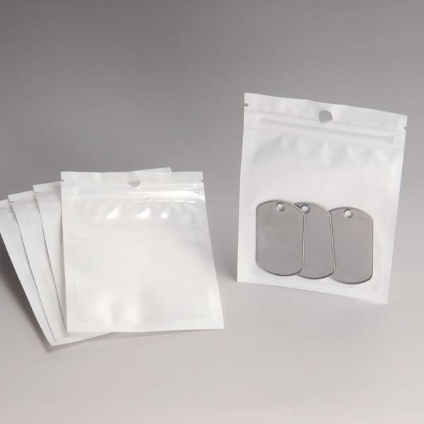 ●熱接着で封印できるチャック付きラミネート袋●商品の袋詰めに便利なチャック付きラミネート袋（100枚入り）です。チャックの上部を熱圧着機で閉じることで簡単に商品を封印することが可能。袋の表側は透明、裏側は白色となっているので裏側にバーコード...