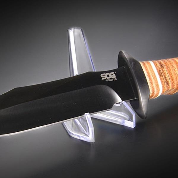 ●アイデア次第で使い方が広がるディスプレイアイテム●ナイフ、楯、額縁などをお部屋に飾ることができます。また、ネットでレシピを見ながら料理をする際などにスマートフォン、タブレットを立てかけておくという使い方もOK。用途に合わせて3つのサイズか...