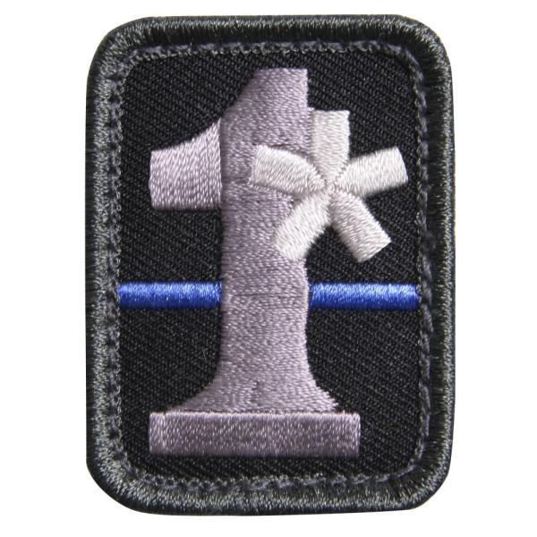 ●潜む危険に注意を促すメッセージパッチ●ミリタリーアクセサリーを展開する米国メーカー「TACTICAL TAILOR(タクティカルテイラー)」とのコラボモデル。数字の「1」とアスタリスクが刺繍されたジョークパッチは軍従事者の間で人気のデザイ...