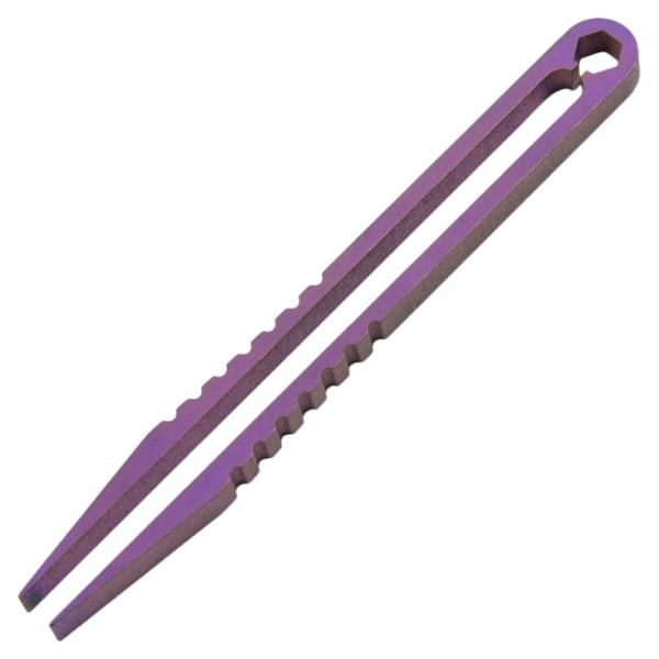 ●様々な作業に活用OK。高耐久性素材のピンセット●軽さと高い耐久性を併せ持つチタン合金で作られており、ハンドクラフトやネイルアートの作成にお使いいただけます。ピンセットには珍しいチェーンホールが付いていますので、ボールチェーンなどを通してお...