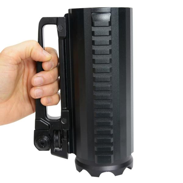 ●アイデア次第で様々なカスタムができるM4ビールジョッキ●M4カービンのレールハンドガードを模したビールジョッキです。容量約600mlの本体に、M4のキャリングハンドルと3列の20mmレールを搭載。レールは正規の1913ピカティニー規格で設...