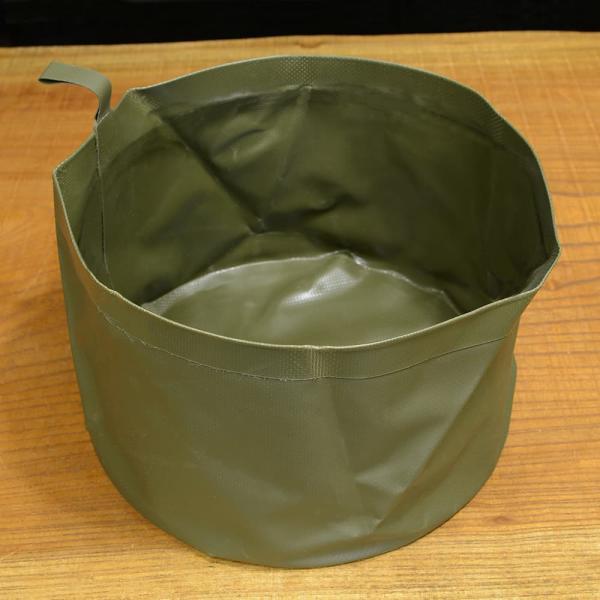 ●持ち運びに便利な折りたたみ式バケツ●ドイツ連邦軍で使用されていた折りたたみ式バケツです。【軍放出品のご購入を検討されているお客様へ。ご購入前に必ず下記の説明文、注意文を最後までご一読いただきますようお願い致します。】●折りたたみバケツの詳...