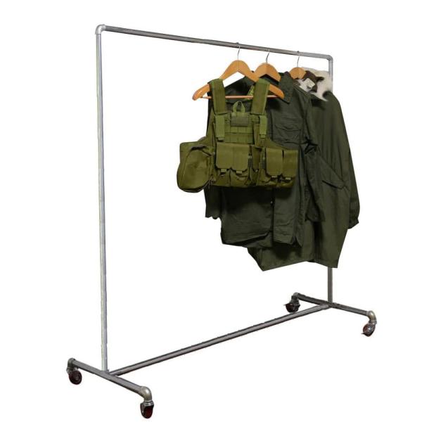 ●配管パーツを使ったメタリックな可動式ハンガーラック●ガス管を使った「ハンガーラック」です。ジョイント部のパーツに施された表面加工のラフな質感がアクセントになっています。無骨で無機質な工業系デザインは、ミリタリーウエアや装備品との相性もバッ...