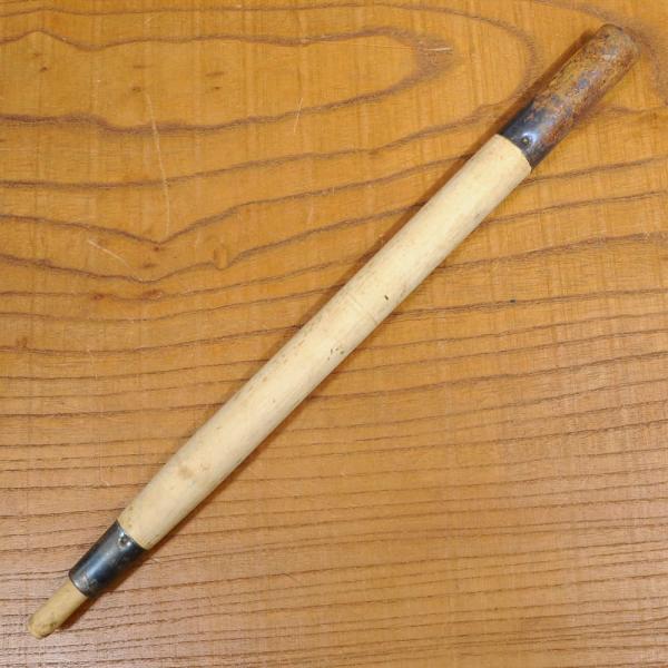 ●複数本を連結して使用する木製テントポール●フランス軍で使用されていたテント用のポールです。先端の細くなった部分を後部の穴が空いた部分に差し込むことで連結でき、設営時は複数本使用します。本体は木製となっており、連結部に補強用のスチールが付け...