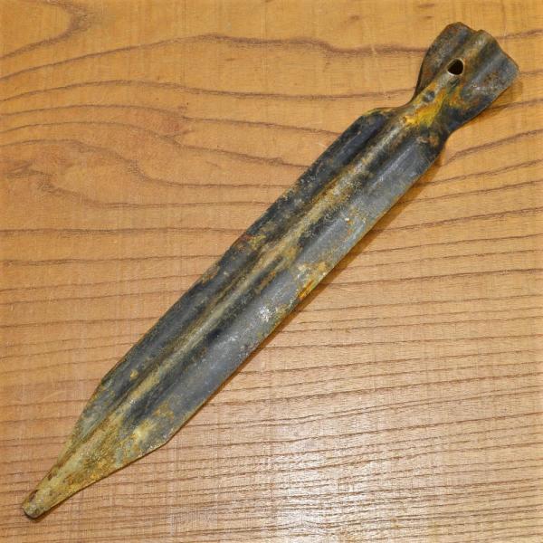 ●固い地面にもしっかりと突き刺さる軍幕テント用スチールペグ●ポーランド陸軍で使用されたテント設営用のペグ。ペグの尖った方を地面に深く打ち込み、テントのガイドライン(張り綱)を上部のくびれに引っ掛けるように繋いで固定します。【軍放出品のご購入...