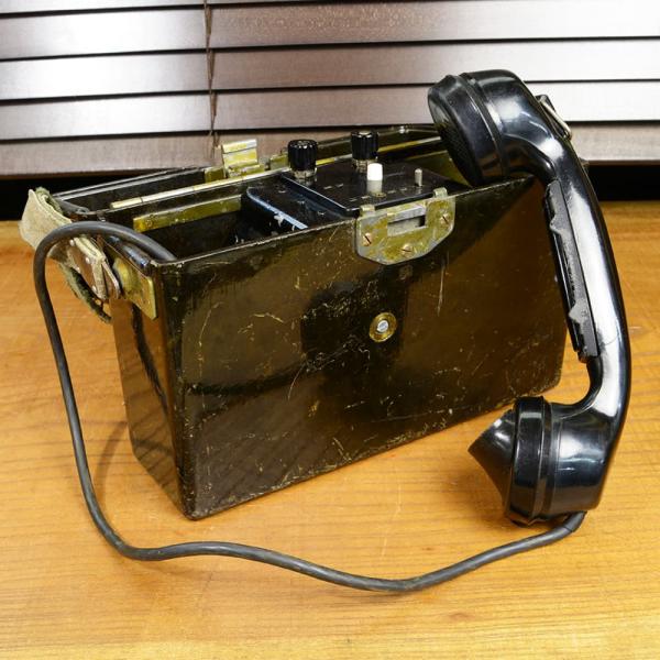 ●作戦や状況の素早い伝達に重宝された野戦電話●フィンランド軍より払い下げられたフィールドフォン。同軍で1960年代から1970年代頃に使用されていた野戦電話「M37」。フィンランドの電話メーカーであった「O/Y Puhelinteollis...