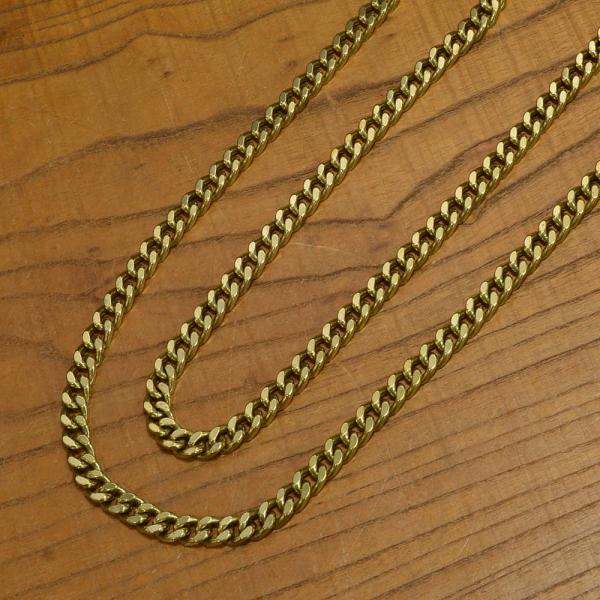 ●側面カットによって直線的なデザインが特徴の喜平チェーン●チェーンを編み込みカットして作成される人気デザインの喜平チェーン。●カーブチェーンの詳細 環の外寸(長さ×幅×厚み):約13×10×5mm、環の内寸(長さ×幅):約8×5mm、素材:...