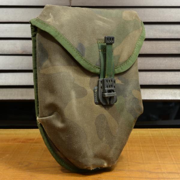 ●屋外でのハードな使用に耐えられる丈夫な軍用スコップカバー●オランダ軍より払い下げられたスコップ用カバーです。【軍放出品のご購入を検討されているお客様へ。ご購入前に必ず下記の説明文、注意文を最後までご一読いただきますようお願い致します。】●...