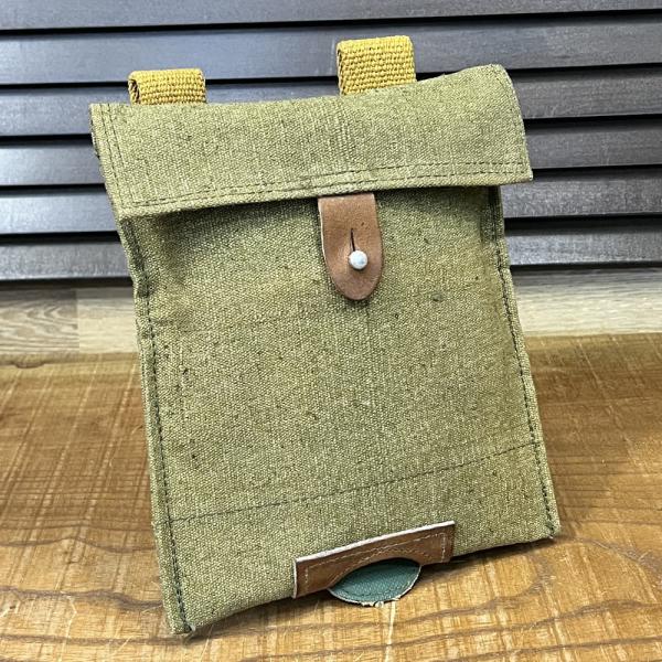 ●堅牢な帆布素材でスコップを守る軍放出品●ハンガリー軍で使用されていた折りたたみスコップ用の携行カバー。【軍放出品のご購入を検討されているお客様へ。ご購入前に必ず下記の説明文、注意文を最後までご一読いただきますようお願い致します。】●スコッ...