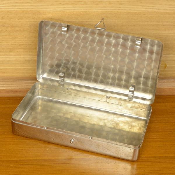 ●医療器具の収納に使用されていた金属ボックス●チェコスロバキア軍の医療現場で使用されていた、PREMA社製の容器。【軍放出品のご購入を検討されているお客様へ。ご購入前に必ず下記の説明文、注意文を最後までご一読いただきますようお願い致します。...