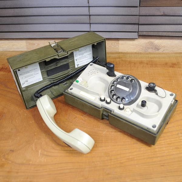 ●完全に密閉できる蓋の付いた野戦電話●ドイツ軍で使用されていた電話機。「KRONE GmbH」製の「WF」です。【軍放出品のご購入を検討されているお客様へ。ご購入前に必ず下記の説明文、注意文を最後までご一読いただきますようお願い致します。】...