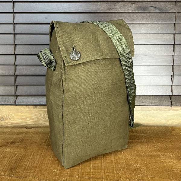 ●丈夫で軽い持ち運びに便利なガスマスクバッグ●チェコ軍が実際に使用していたガスマスクバッグです。【軍放出品のご購入を検討されているお客様へ。ご購入前に必ず下記の説明文、注意文を最後までご一読いただきますようお願い致します。】●ガスマスクバッ...