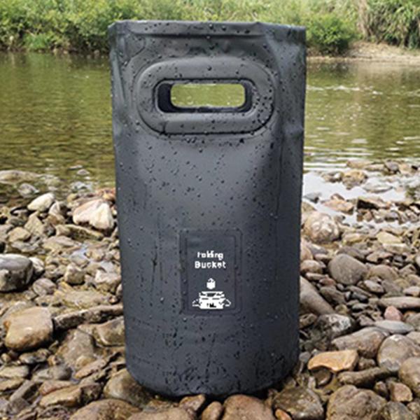 ●手軽で丈夫な大型防水バケツ●コンパクトに折りたたんで持ち運べるPVC素材の折りたたみバケツ。●折りたたみバケツの詳細 /【小】 サイズ(高さ×直径):44×25cm 容量:15L/【大】 サイズ(高さ×直径):44×30cm 容量:20L...