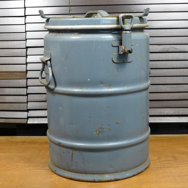 ●簡単に素早く密閉できるフードコンテナ●デンマーク軍で使用されたいた食糧運搬用保温コンテナです。【軍放出品のご購入を検討されているお客様へ。ご購入前に必ず下記の説明文、注意文を最後までご一読いただきますようお願い致します。】●フードコンテナ...